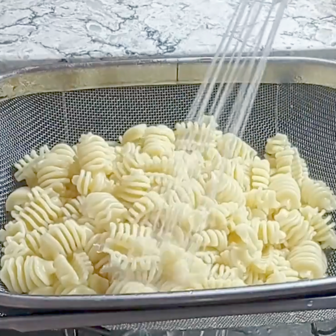 Ensalada de Espirales de Pasta (Pasta Salad) - Receta Americana