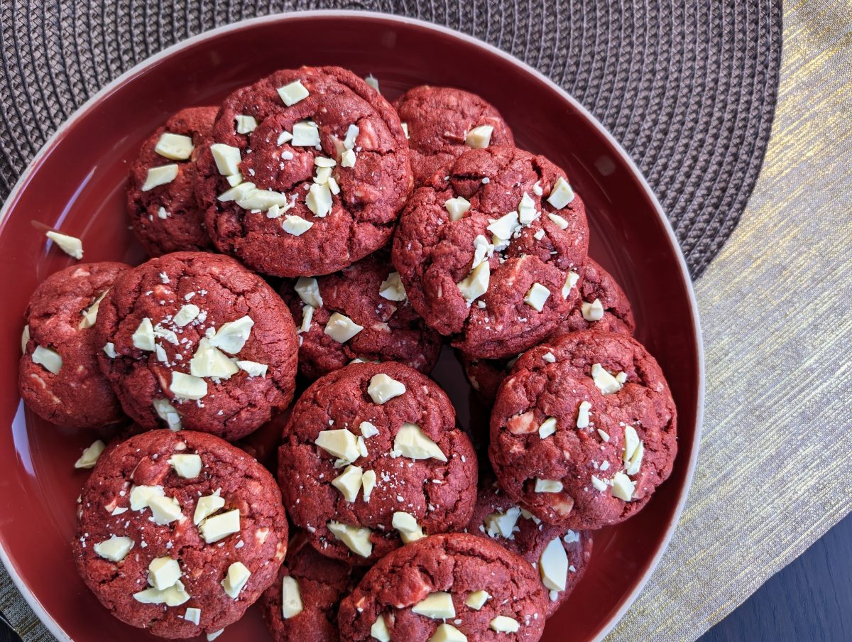 Galletas Red Velvet con Chispas de Chocolate Blanco - Receta Americana