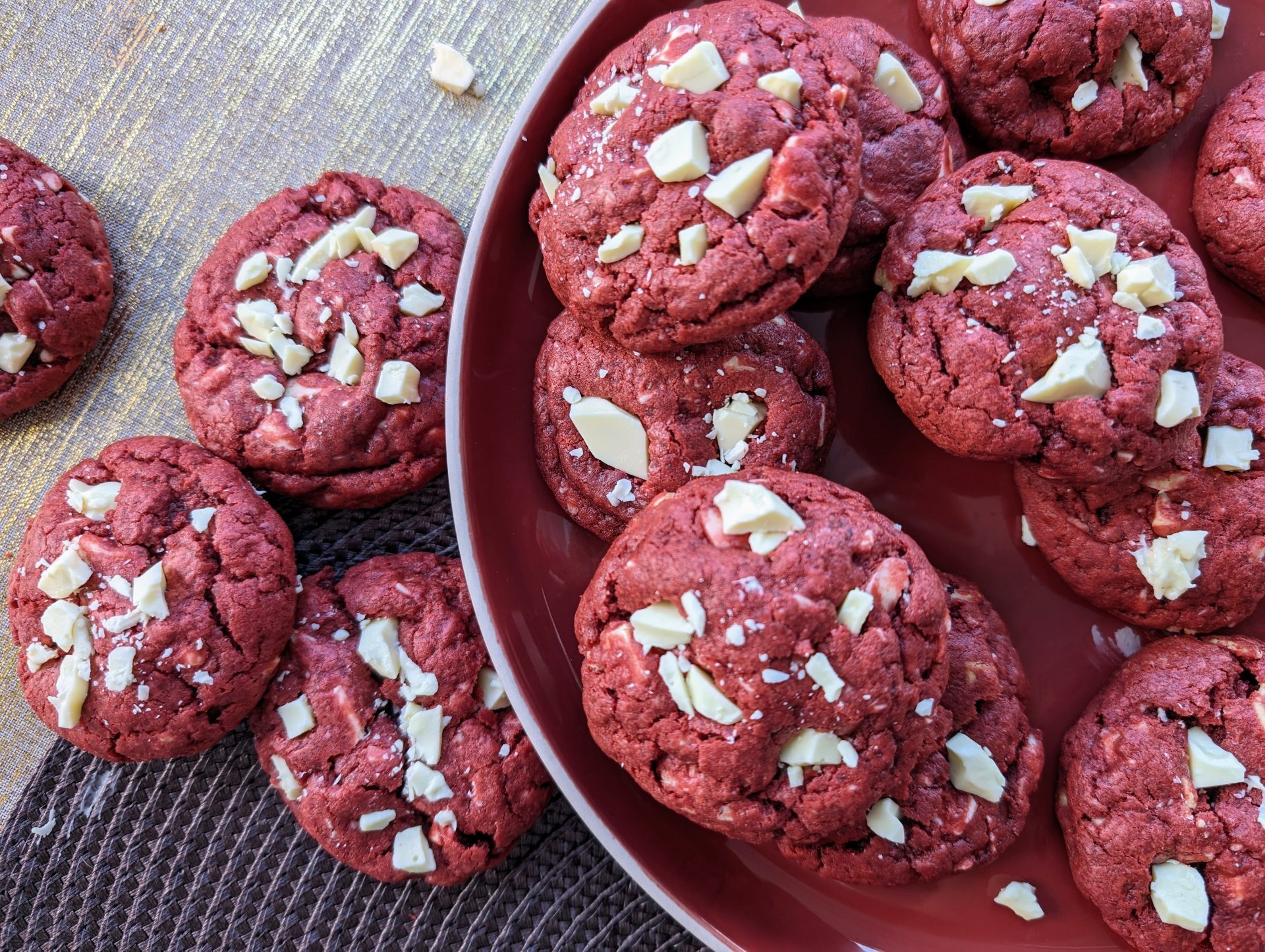 Galletas Red Velvet con Chispas de Chocolate Blanco - Receta Americana